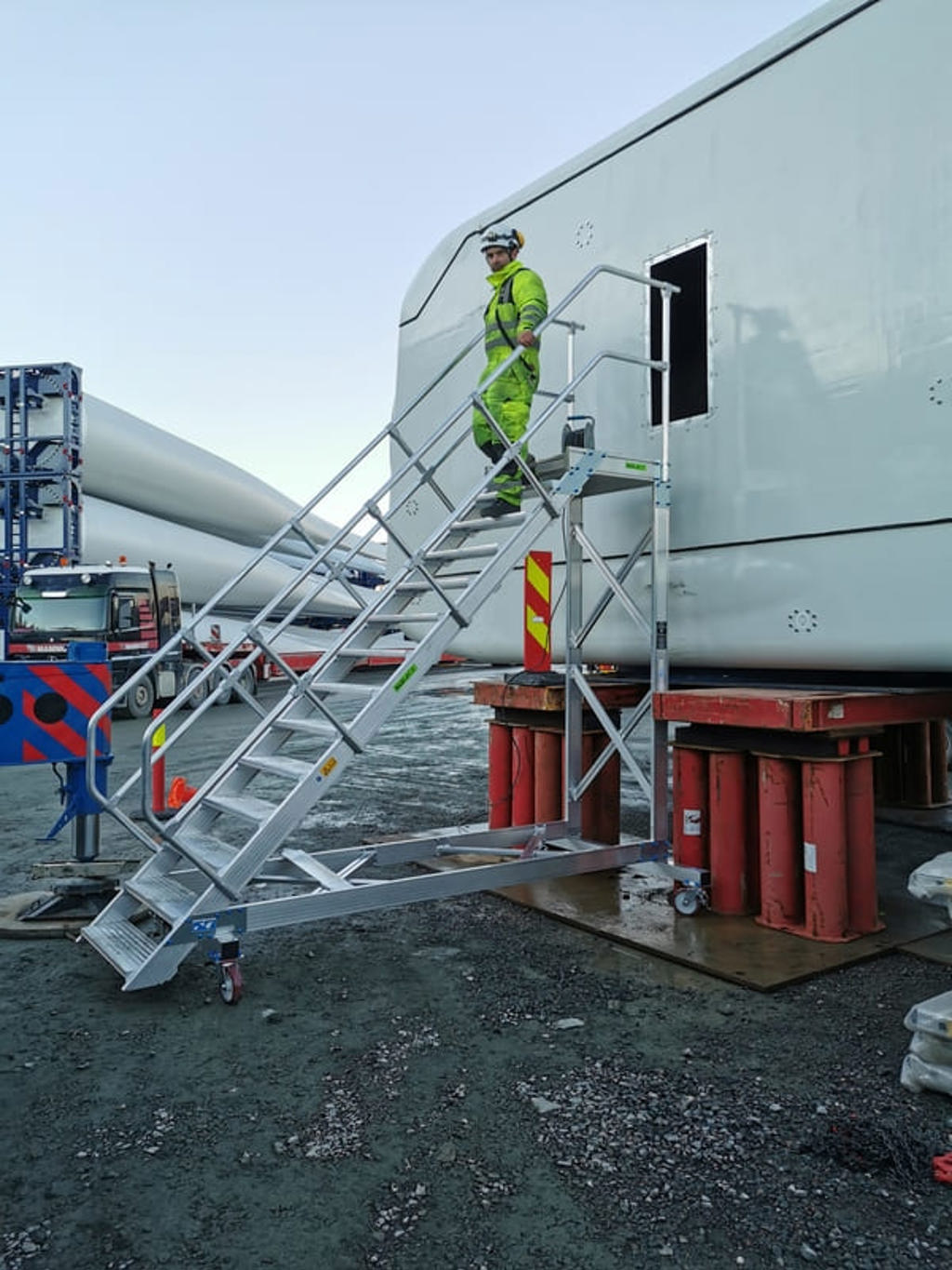 Mobil trappe som adgangsvej på byggeplads