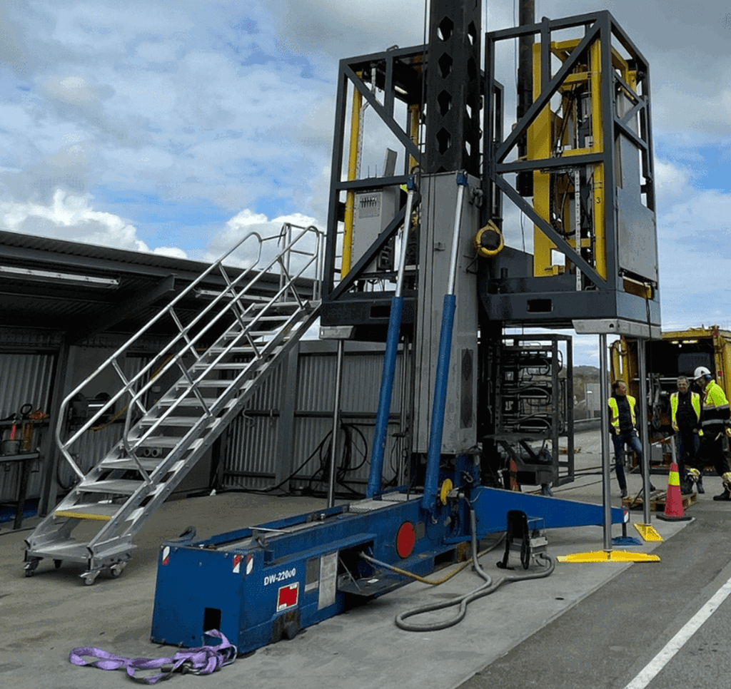 Trappe til højdejusterbar platform